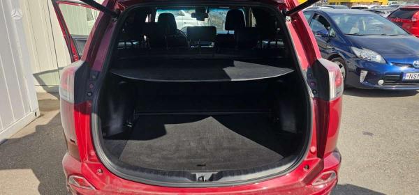Red Toyota RAV4 2017 in Kaunas, with an engine capacity of 2.49 L and mileage of 84 thousand km for 18900 €, photo 7 on AUTOMOTO.COM.LV