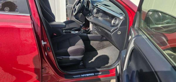 Red Toyota RAV4 2017 in Kaunas, with an engine capacity of 2.49 L and mileage of 84 thousand km for 18900 €, photo 8 on AUTOMOTO.COM.LV