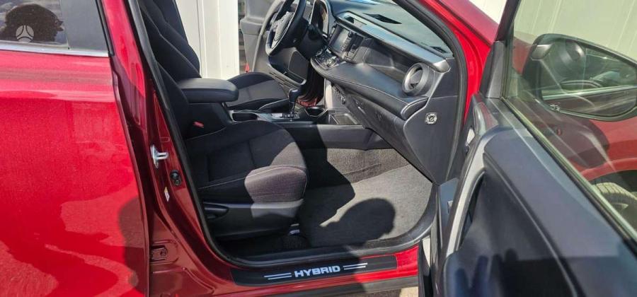 Red Toyota RAV4 2017 in Kaunas, with an engine capacity of 2.49 L and mileage of 84 thousand km for 18900 €, photo 8 on AUTOMOTO.COM.LV