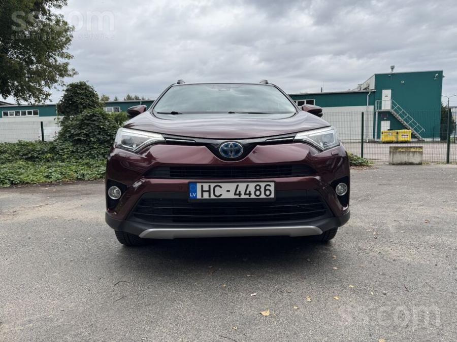 Red Toyota RAV4 2017 in Riga, with an engine capacity of 2.50 L and mileage of 181 thousand km for 16200 €, photo 1 on AUTOMOTO.COM.LV