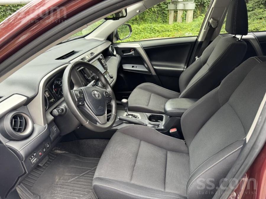 Red Toyota RAV4 2017 in Riga, with an engine capacity of 2.50 L and mileage of 181 thousand km for 16200 €, photo 4 on AUTOMOTO.COM.LV