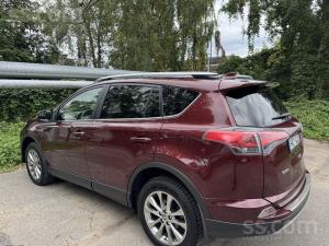 Red Toyota RAV4 2017 in Riga, with an engine capacity of 2.50 L and mileage of 181 thousand km for 16200 €, photo 5 on AUTOMOTO.COM.LV