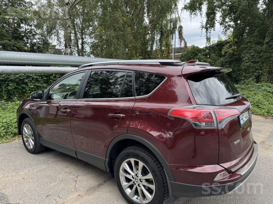 Red Toyota RAV4 2017 in Riga, with an engine capacity of 2.50 L and mileage of 181 thousand km for 16200 €, photo 5 on AUTOMOTO.COM.LV