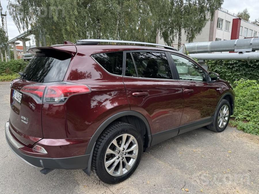 Red Toyota RAV4 2017 in Riga, with an engine capacity of 2.50 L and mileage of 181 thousand km for 16200 €, photo 6 on AUTOMOTO.COM.LV