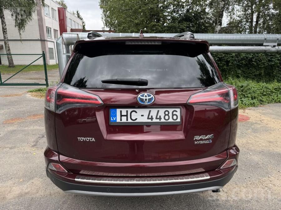 Red Toyota RAV4 2017 in Riga, with an engine capacity of 2.50 L and mileage of 181 thousand km for 16200 €, photo 7 on AUTOMOTO.COM.LV