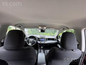 Red Toyota RAV4 2017 in Riga, with an engine capacity of 2.50 L and mileage of 181 thousand km for 16200 €, photo 9 on AUTOMOTO.COM.LV