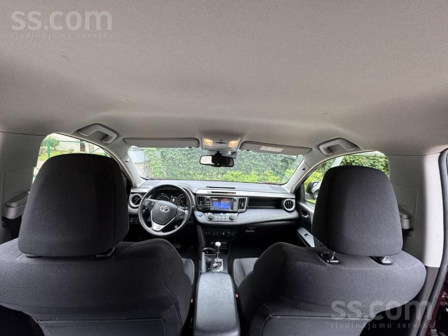 Red Toyota RAV4 2017 in Riga, with an engine capacity of 2.50 L and mileage of 181 thousand km for 16200 €, photo 9 on AUTOMOTO.COM.LV