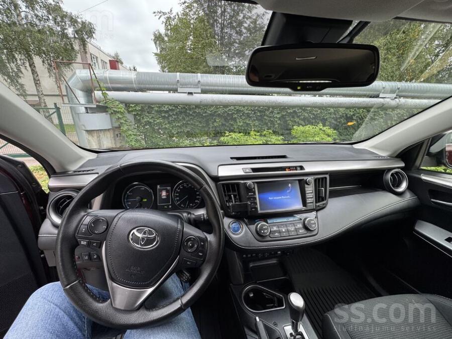 Red Toyota RAV4 2017 in Riga, with an engine capacity of 2.50 L and mileage of 181 thousand km for 16200 €, photo 11 on AUTOMOTO.COM.LV