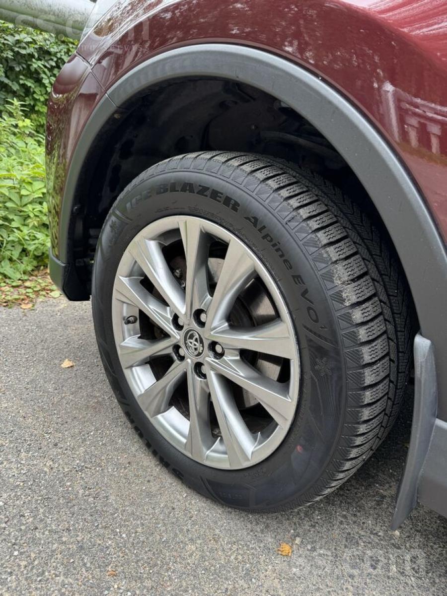 Red Toyota RAV4 2017 in Riga, with an engine capacity of 2.50 L and mileage of 181 thousand km for 16200 €, photo 13 on AUTOMOTO.COM.LV