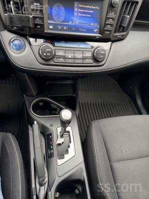 Red Toyota RAV4 2017 in Riga, with an engine capacity of 2.50 L and mileage of 181 thousand km for 16200 €, photo 14 on AUTOMOTO.COM.LV