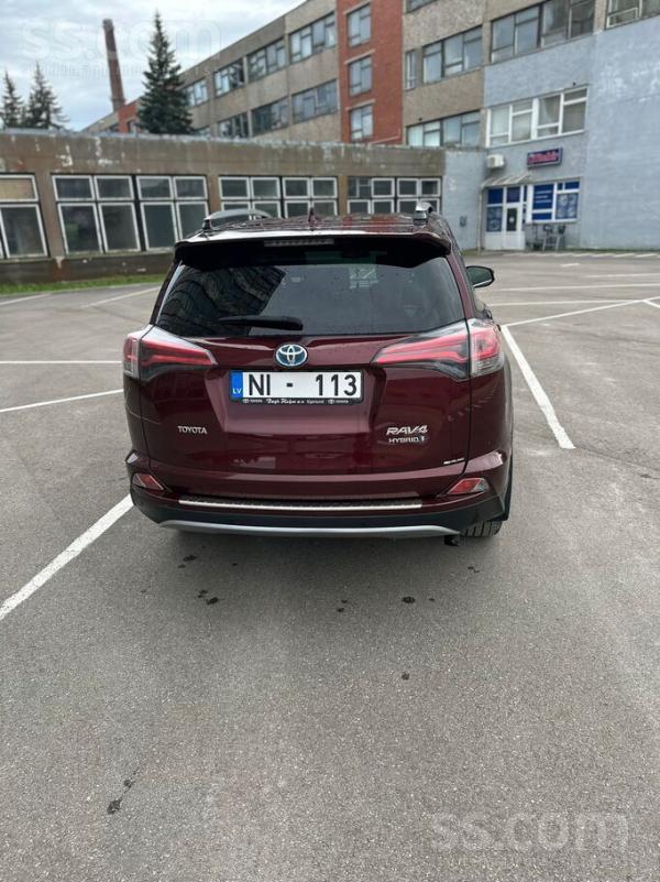 Red Toyota RAV4 2018 in Rezekne, with an engine capacity of 2.50 L and mileage of 208 thousand km for 18500 €, photo 4 on AUTOMOTO.COM.LV