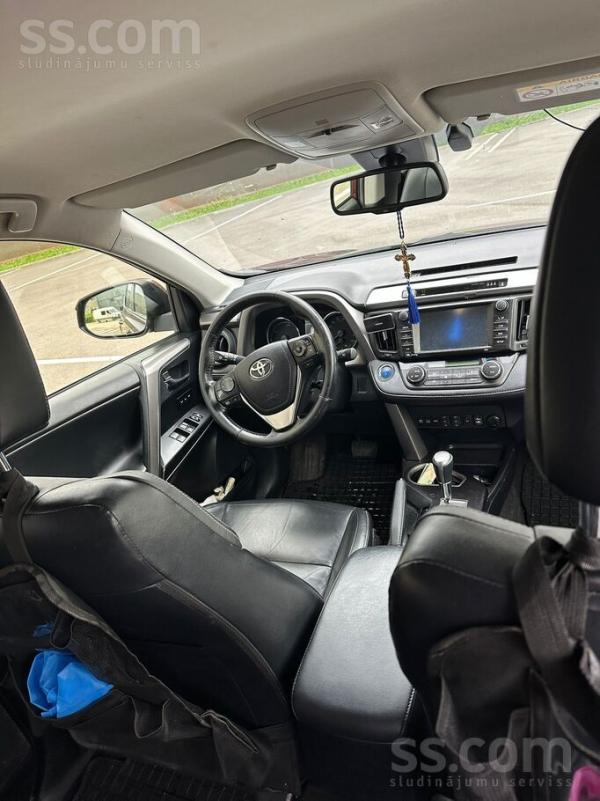 Red Toyota RAV4 2018 in Rezekne, with an engine capacity of 2.50 L and mileage of 208 thousand km for 18500 €, photo 5 on AUTOMOTO.COM.LV