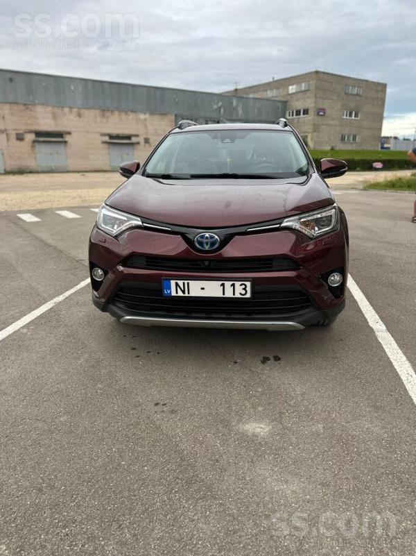 Red Toyota RAV4 2018 in Rezekne, with an engine capacity of 2.50 L and mileage of 208 thousand km for 18500 €, photo 6 on AUTOMOTO.COM.LV