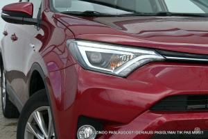 Red Toyota RAV4 2018 in Kretinga, with an engine capacity of 2.49 L and mileage of 154 thousand km for 18999 €, photo 8 on AUTOMOTO.COM.LV