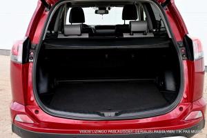 Red Toyota RAV4 2018 in Kretinga, with an engine capacity of 2.49 L and mileage of 154 thousand km for 18999 €, photo 16 on AUTOMOTO.COM.LV