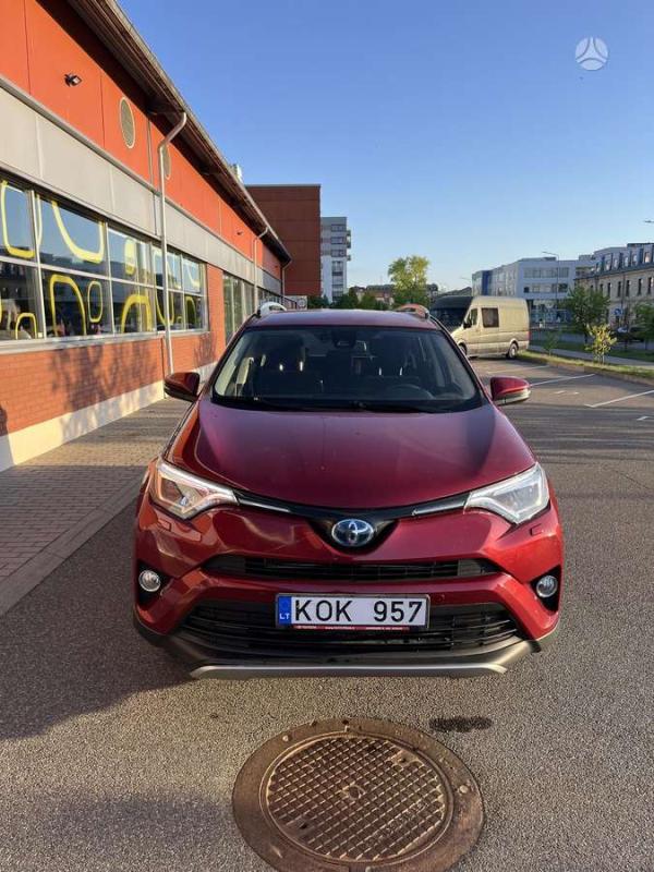 Sarkans Toyota RAV4 2018 Viļņa, ar dzinēja tilpumu 2.49 L un nobraukumu 150 tūkst. km par 17500 €, foto  vietnē AUTOMOTO.COM.LV