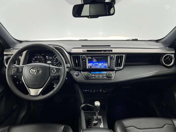 Red Toyota RAV4 2018 in Vilnius, with an engine capacity of 1.99 L and mileage of 134 thousand km for 19900 €, photo 8 on AUTOMOTO.COM.LV