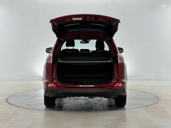 Red Toyota RAV4 2018 in Vilnius, with an engine capacity of 1.99 L and mileage of 134 thousand km for 19900 €, photo 10 on AUTOMOTO.COM.LV