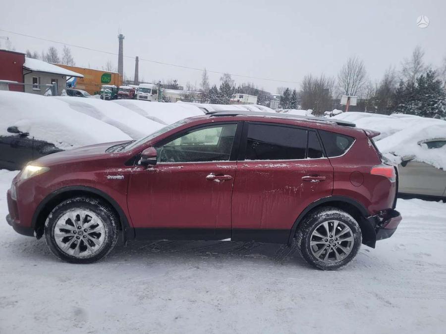 Red Toyota RAV4 2019 in Telschi, with an engine capacity of 2.49 L and mileage of 70 thousand km for 10300 €, photo 5 on AUTOMOTO.COM.LV