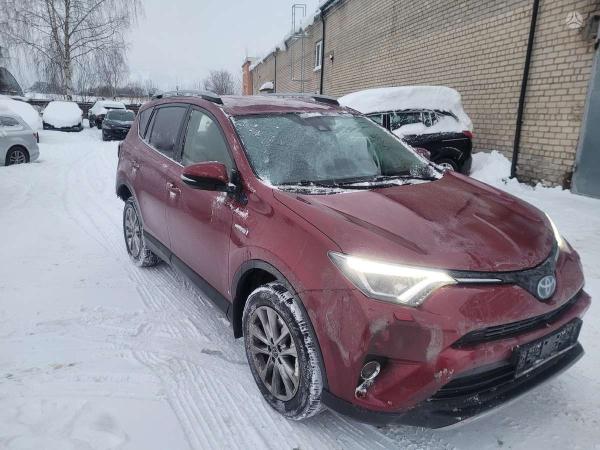 Red Toyota RAV4 2019 in Telschi, with an engine capacity of 2.49 L and mileage of 70 thousand km for 10300 €, photo 6 on AUTOMOTO.COM.LV