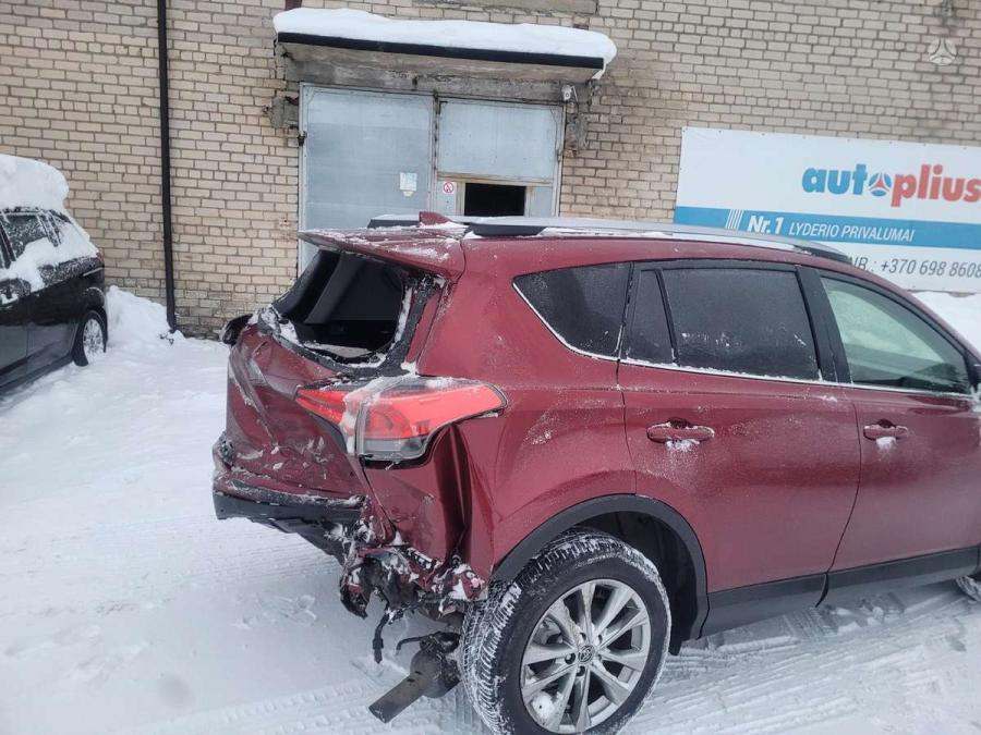 Red Toyota RAV4 2019 in Telschi, with an engine capacity of 2.49 L and mileage of 70 thousand km for 10300 €, photo 9 on AUTOMOTO.COM.LV
