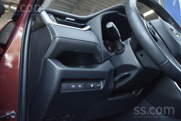 Red Toyota RAV4 2019 in Riga, with an engine capacity of 2.00 L and mileage of 20 thousand km for 24900 €, photo 10 on AUTOMOTO.COM.LV