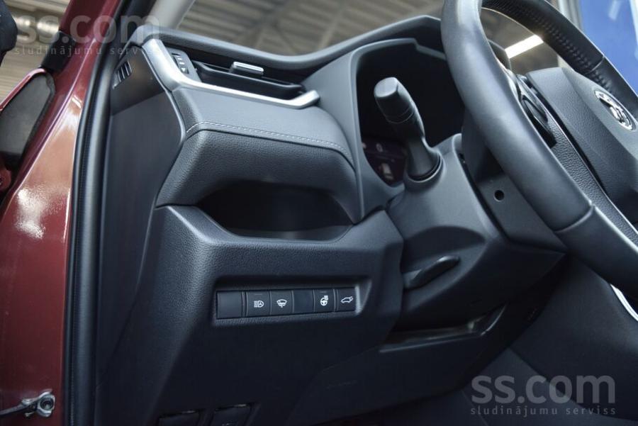 Red Toyota RAV4 2019 in Riga, with an engine capacity of 2.00 L and mileage of 20 thousand km for 24900 €, photo 11 on AUTOMOTO.COM.LV