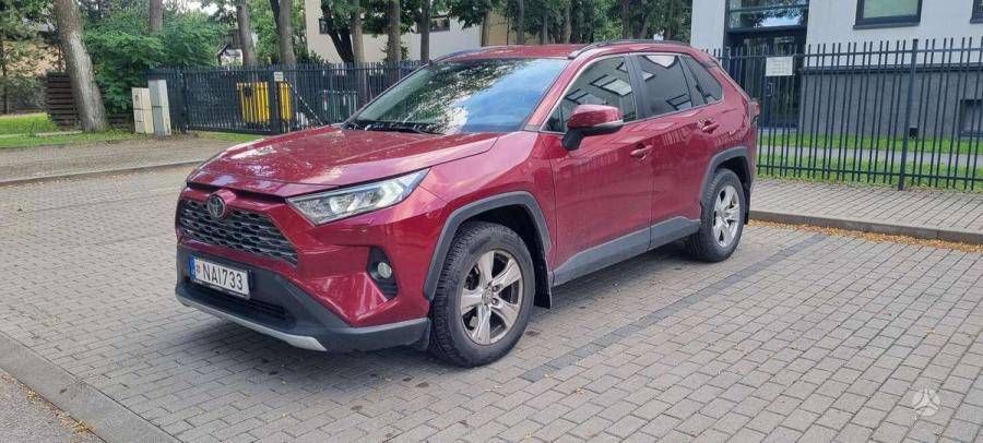 Red Toyota RAV4 2019 in Kaunas, with an engine capacity of 1.99 L and mileage of 125 thousand km for 21500 €, photo 1 on AUTOMOTO.COM.LV