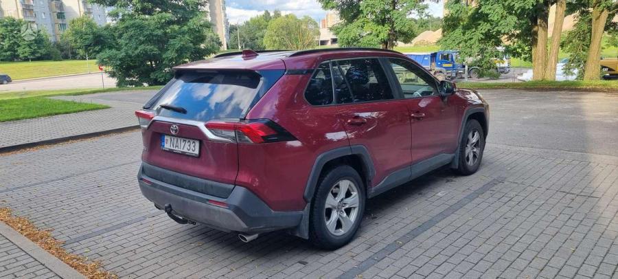 Red Toyota RAV4 2019 in Kaunas, with an engine capacity of 1.99 L and mileage of 125 thousand km for 21500 €, photo 8 on AUTOMOTO.COM.LV