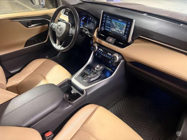Red Toyota RAV4 2019 in Vilnius, with an engine capacity of 2.49 L and mileage of 142 thousand km for 24300 €, photo 4 on AUTOMOTO.COM.LV