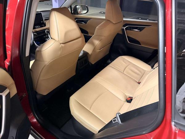 Red Toyota RAV4 2019 in Vilnius, with an engine capacity of 2.49 L and mileage of 142 thousand km for 24300 €, photo 5 on AUTOMOTO.COM.LV
