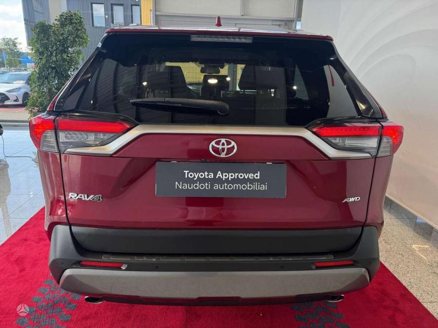 Red Toyota RAV4 2019 in Siauliai, with an engine capacity of 1.99 L and mileage of 121 thousand km for 25500 €, photo 7 on AUTOMOTO.COM.LV