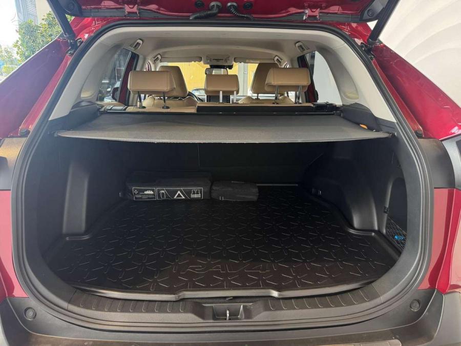 Red Toyota RAV4 2019 in Siauliai, with an engine capacity of 1.99 L and mileage of 121 thousand km for 25500 €, photo 8 on AUTOMOTO.COM.LV