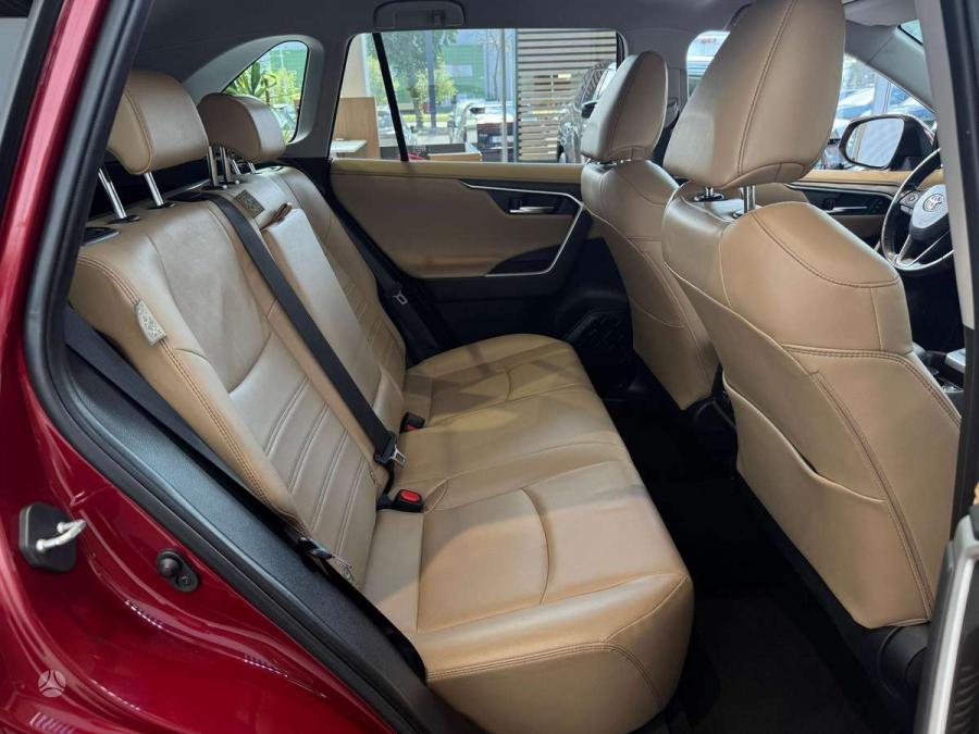 Red Toyota RAV4 2019 in Siauliai, with an engine capacity of 1.99 L and mileage of 121 thousand km for 25500 €, photo 27 on AUTOMOTO.COM.LV