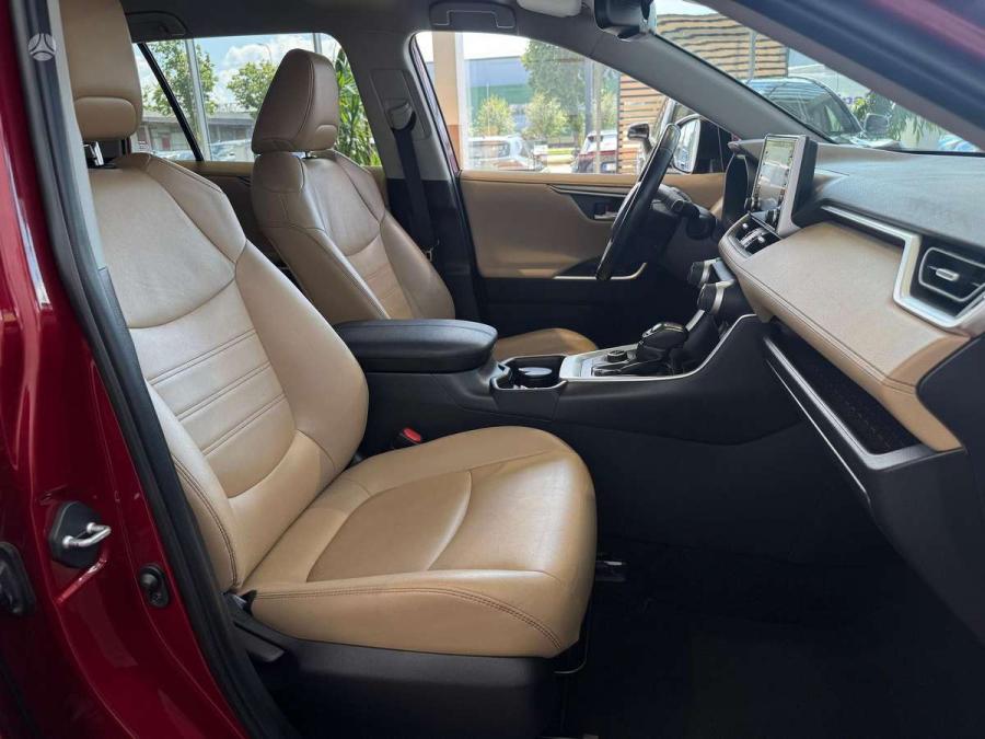 Red Toyota RAV4 2019 in Siauliai, with an engine capacity of 1.99 L and mileage of 121 thousand km for 25500 €, photo 28 on AUTOMOTO.COM.LV