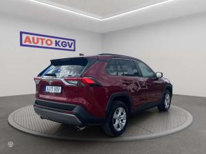 Red Toyota RAV4 2019 in Kaunas, with an engine capacity of 2.00 L and mileage of 97 thousand km for 22999 €, photo 6 on AUTOMOTO.COM.LV
