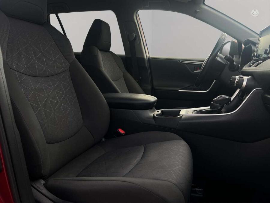 Red Toyota RAV4 2019 in Kaunas, with an engine capacity of 2.00 L and mileage of 97 thousand km for 22999 €, photo 9 on AUTOMOTO.COM.LV