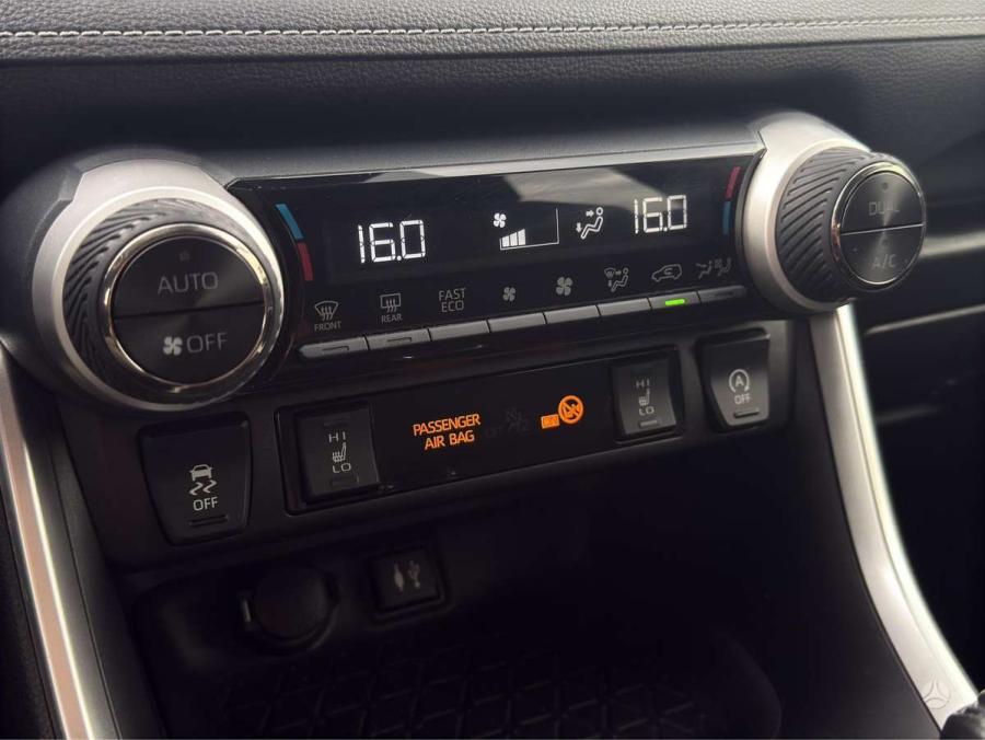 Red Toyota RAV4 2019 in Kaunas, with an engine capacity of 2.00 L and mileage of 97 thousand km for 22999 €, photo 17 on AUTOMOTO.COM.LV