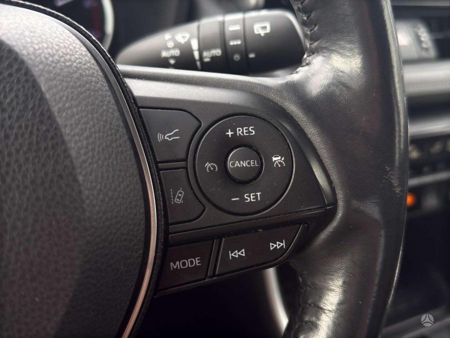 Red Toyota RAV4 2019 in Kaunas, with an engine capacity of 2.00 L and mileage of 97 thousand km for 22999 €, photo 20 on AUTOMOTO.COM.LV