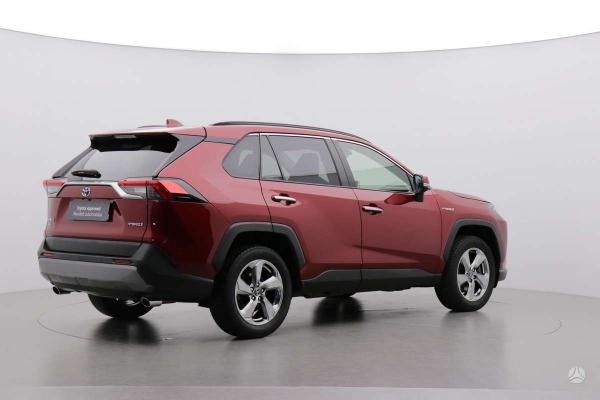 Red Toyota RAV4 2019 in Vilnius, with an engine capacity of 2.49 L and mileage of 111 thousand km for 29500 €, photo 3 on AUTOMOTO.COM.LV