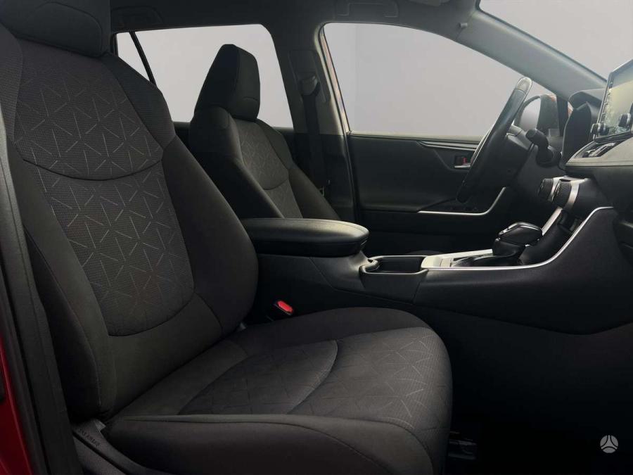 Red Toyota RAV4 2019 in Kaunas, with an engine capacity of 2.00 L and mileage of 97 thousand km for 21799 €, photo 9 on AUTOMOTO.COM.LV