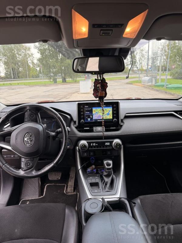 Red Toyota RAV4 2019 in Riga, with an engine capacity of 2.50 L and mileage of 187 thousand km for 19000 €, photo 6 on AUTOMOTO.COM.LV