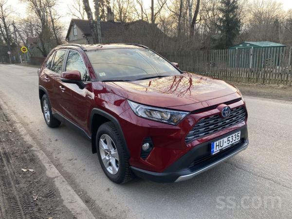 Red Toyota RAV4 2020 in Riga, with an engine capacity of 2.50 L and mileage of 55 thousand km for 28900 €, photo 2 on AUTOMOTO.COM.LV