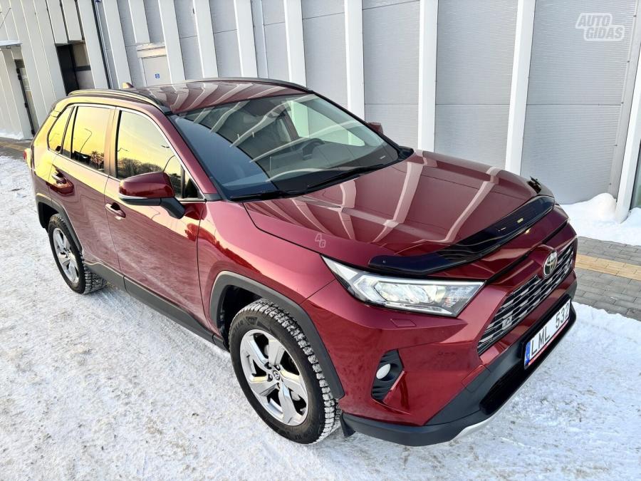 Red Toyota RAV4 2020 in Vilnius, with an engine capacity of 2.00 L and mileage of 33 thousand km for 24900 €, photo 1 on AUTOMOTO.COM.LV