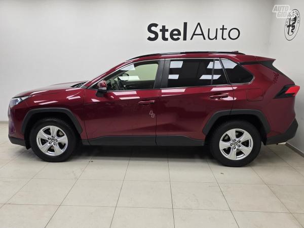 Red Toyota RAV4 2020 in Vilnius, with an engine capacity of 2.00 L and mileage of 98 thousand km for 21500 €, photo 2 on AUTOMOTO.COM.LV