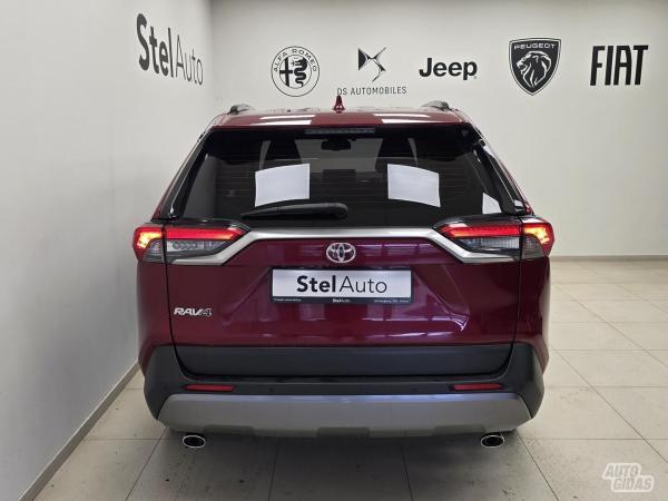 Red Toyota RAV4 2020 in Vilnius, with an engine capacity of 2.00 L and mileage of 98 thousand km for 21500 €, photo 7 on AUTOMOTO.COM.LV
