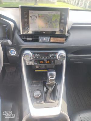 Red Toyota RAV4 2020 in Vilnius, with an engine capacity of 2.50 L and mileage of 90 thousand km for 33000 €, photo 8 on AUTOMOTO.COM.LV