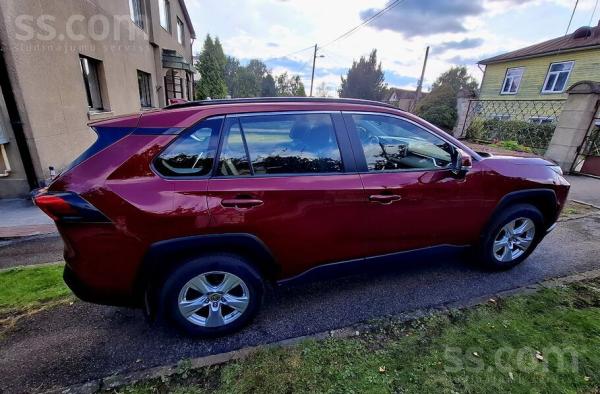 Red Toyota RAV4 2020 in Riga, with an engine capacity of 2.00 L and mileage of 72 thousand km for 22500 €, photo 3 on AUTOMOTO.COM.LV
