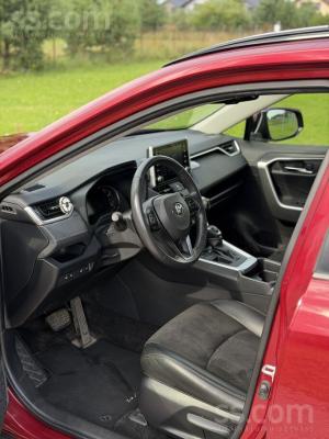 Red Toyota RAV4 2020 in Riga, with an engine capacity of 2.00 L and mileage of 41 thousand km for 28000 €, photo 10 on AUTOMOTO.COM.LV