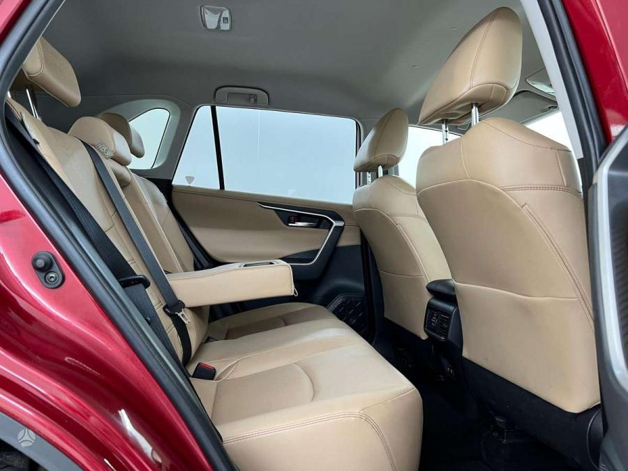 Red Toyota RAV4 2020 in Vilnius, with an engine capacity of 1.99 L and mileage of 89 thousand km for 26900 €, photo 8 on AUTOMOTO.COM.LV